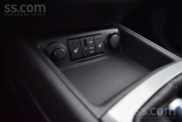 Black Hyundai Santa Fe 2011 in Riga, with an engine capacity of 2.20 L and mileage of 194 thousand km for 3400 €, photo 6 on AUTOMOTO.COM.LV
