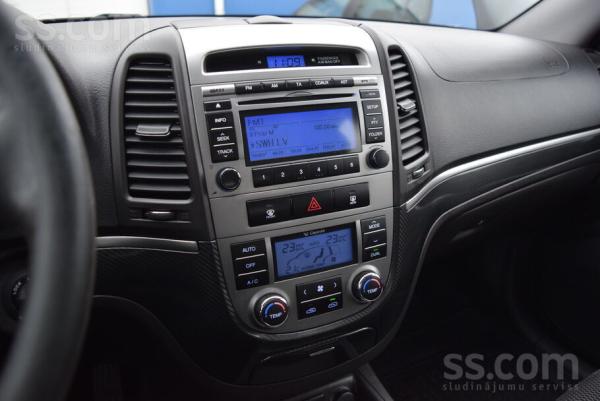 Black Hyundai Santa Fe 2011 in Riga, with an engine capacity of 2.20 L and mileage of 194 thousand km for 3400 €, photo 7 on AUTOMOTO.COM.LV