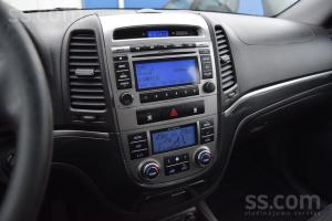 Black Hyundai Santa Fe 2011 in Riga, with an engine capacity of 2.20 L and mileage of 194 thousand km for 3400 €, photo 8 on AUTOMOTO.COM.LV
