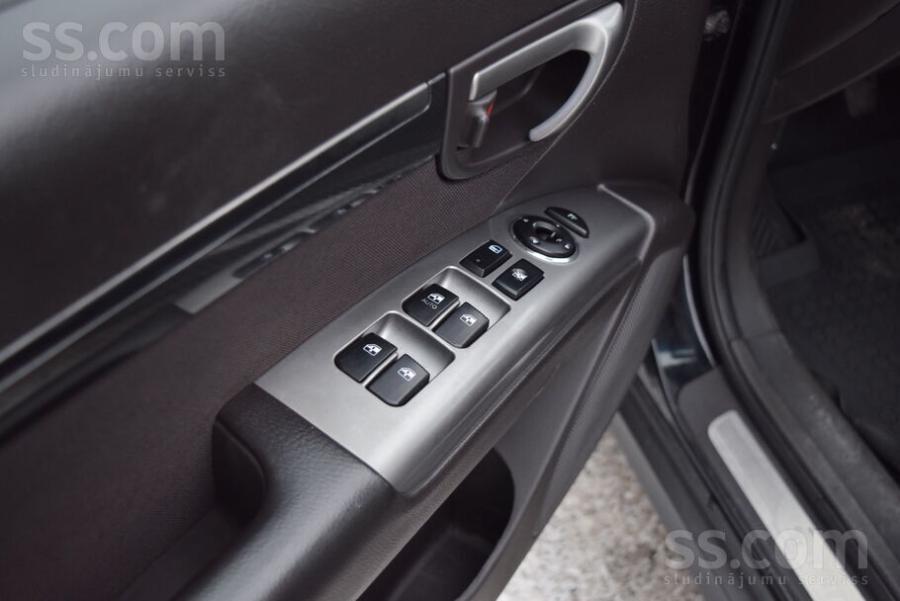 Black Hyundai Santa Fe 2011 in Riga, with an engine capacity of 2.20 L and mileage of 194 thousand km for 3400 €, photo 9 on AUTOMOTO.COM.LV