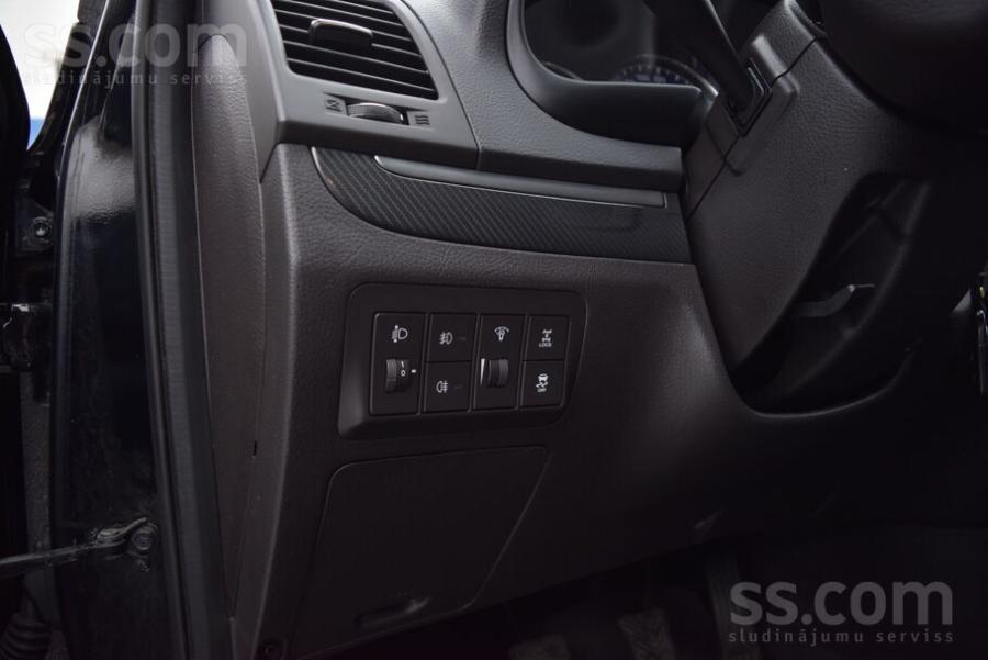 Black Hyundai Santa Fe 2011 in Riga, with an engine capacity of 2.20 L and mileage of 194 thousand km for 3400 €, photo 10 on AUTOMOTO.COM.LV