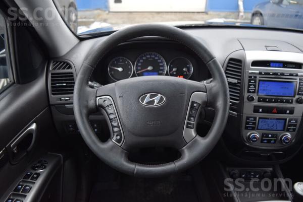 Black Hyundai Santa Fe 2011 in Riga, with an engine capacity of 2.20 L and mileage of 194 thousand km for 3400 €, photo 10 on AUTOMOTO.COM.LV