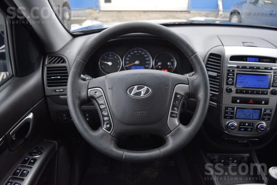 Black Hyundai Santa Fe 2011 in Riga, with an engine capacity of 2.20 L and mileage of 194 thousand km for 3400 €, photo 11 on AUTOMOTO.COM.LV