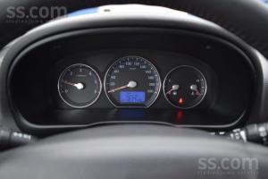 Black Hyundai Santa Fe 2011 in Riga, with an engine capacity of 2.20 L and mileage of 194 thousand km for 3400 €, photo 12 on AUTOMOTO.COM.LV