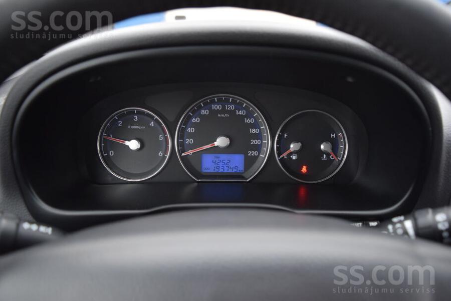 Black Hyundai Santa Fe 2011 in Riga, with an engine capacity of 2.20 L and mileage of 194 thousand km for 3400 €, photo 12 on AUTOMOTO.COM.LV