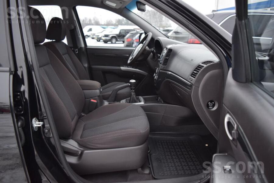 Black Hyundai Santa Fe 2011 in Riga, with an engine capacity of 2.20 L and mileage of 194 thousand km for 3400 €, photo 13 on AUTOMOTO.COM.LV
