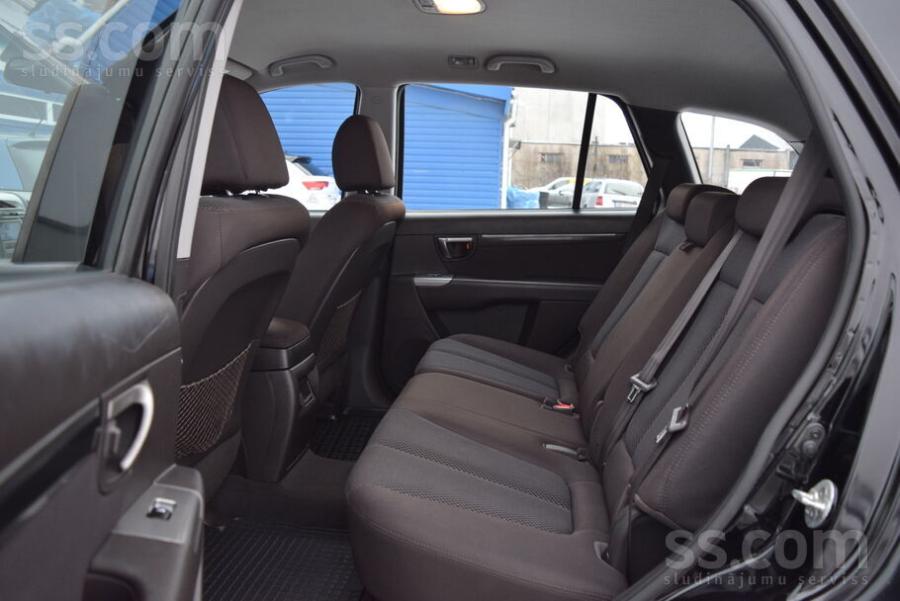 Black Hyundai Santa Fe 2011 in Riga, with an engine capacity of 2.20 L and mileage of 194 thousand km for 3400 €, photo 14 on AUTOMOTO.COM.LV