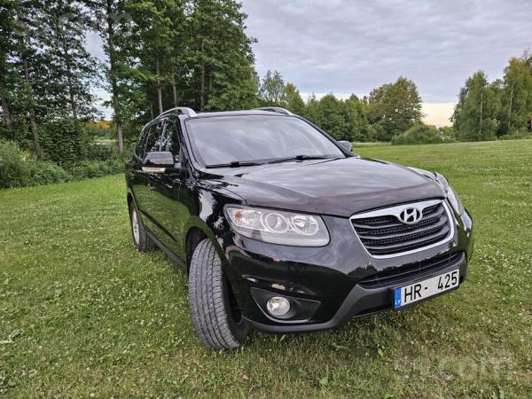 Black Hyundai Santa Fe 2011 in Madona, with an engine capacity of 2.20 L and mileage of 349 thousand km for 5700 €, photo 1 on AUTOMOTO.COM.LV