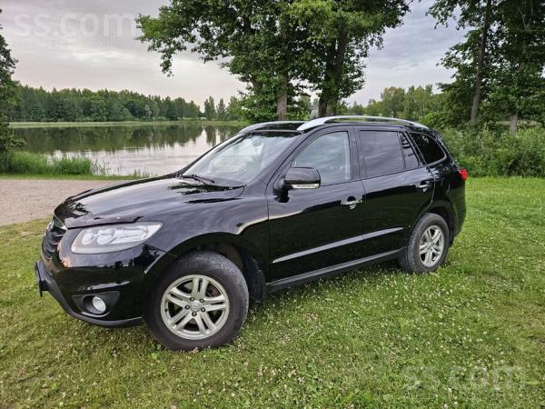 Black Hyundai Santa Fe 2011 in Madona, with an engine capacity of 2.20 L and mileage of 349 thousand km for 5700 €, photo 2 on AUTOMOTO.COM.LV