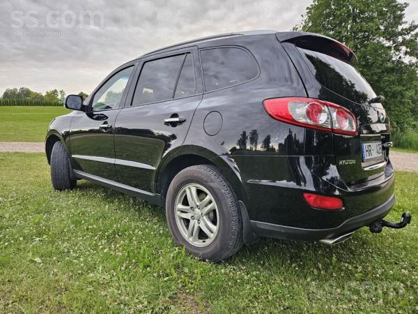 Black Hyundai Santa Fe 2011 in Madona, with an engine capacity of 2.20 L and mileage of 349 thousand km for 5700 €, photo 3 on AUTOMOTO.COM.LV