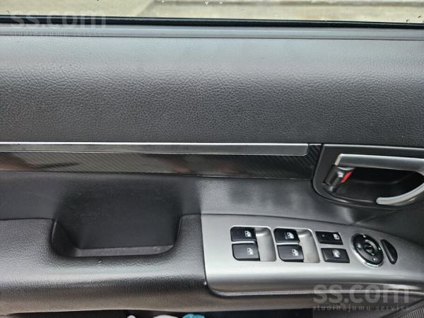 Black Hyundai Santa Fe 2011 in Madona, with an engine capacity of 2.20 L and mileage of 349 thousand km for 5700 €, photo 10 on AUTOMOTO.COM.LV
