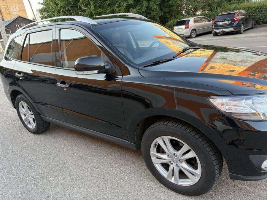 Melns Hyundai Santa Fe 2011 Kauņa, ar dzinēja tilpumu 2.20 L un nobraukumu 155 tūkst. km par 7800 €, foto 3 vietnē AUTOMOTO.COM.LV