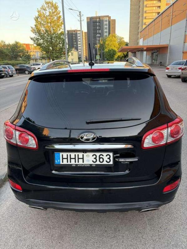 Black Hyundai Santa Fe 2011 in Kaunas, with an engine capacity of 2.20 L and mileage of 155 thousand km for 7800 €, photo 4 on AUTOMOTO.COM.LV