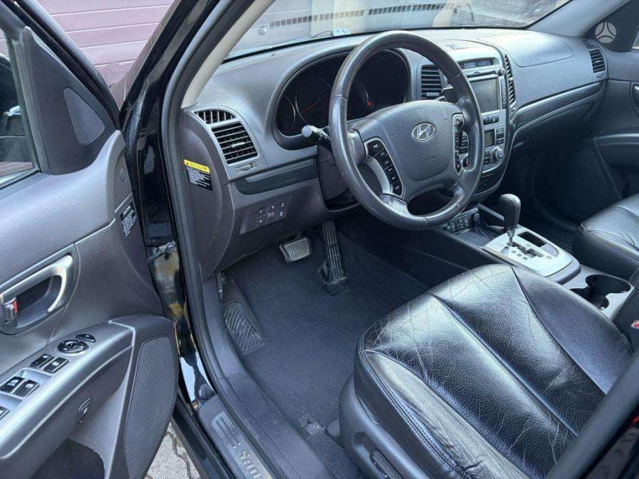 Melns Hyundai Santa Fe 2011 Kauņa, ar dzinēja tilpumu 2.20 L un nobraukumu 155 tūkst. km par 7800 €, foto 6 vietnē AUTOMOTO.COM.LV
