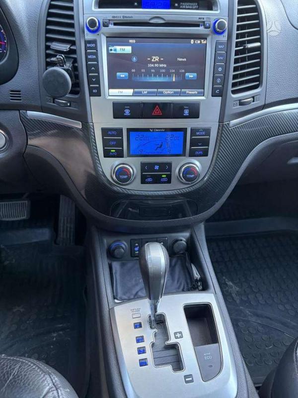 Black Hyundai Santa Fe 2011 in Kaunas, with an engine capacity of 2.20 L and mileage of 155 thousand km for 7800 €, photo 9 on AUTOMOTO.COM.LV