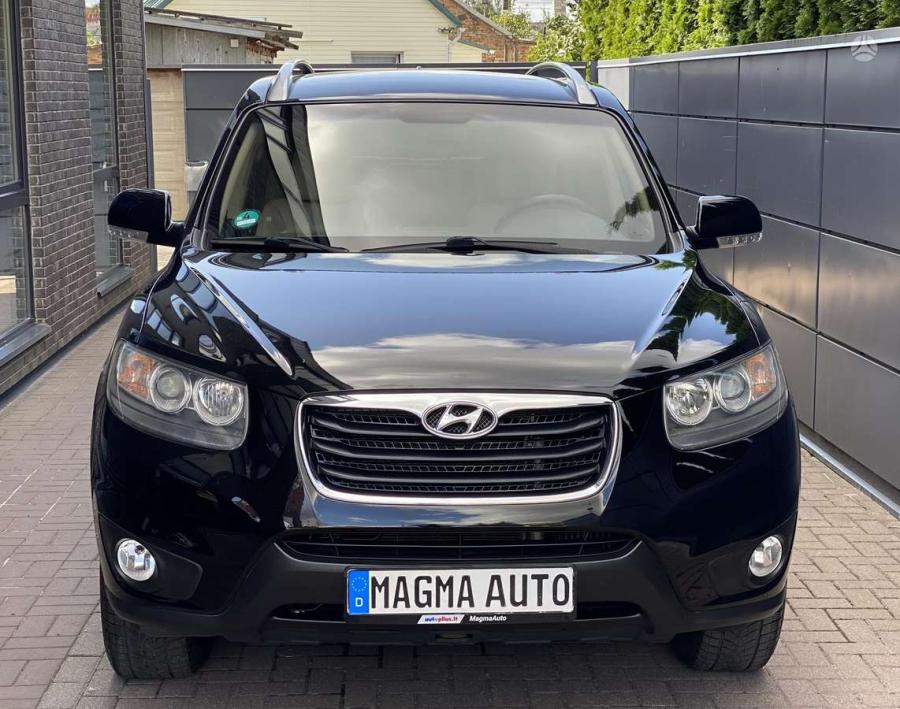 Black Hyundai Santa Fe 2011 in Marijampole, with an engine capacity of 2.20 L and mileage of 237 thousand km for 6999 €, photo 4 on AUTOMOTO.COM.LV