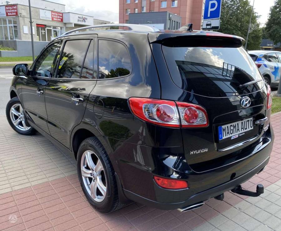 Black Hyundai Santa Fe 2011 in Marijampole, with an engine capacity of 2.20 L and mileage of 237 thousand km for 6999 €, photo 5 on AUTOMOTO.COM.LV