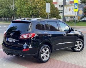 Black Hyundai Santa Fe 2011 in Marijampole, with an engine capacity of 2.20 L and mileage of 237 thousand km for 6999 €, photo 6 on AUTOMOTO.COM.LV
