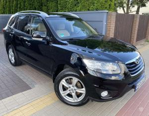 Black Hyundai Santa Fe 2011 in Marijampole, with an engine capacity of 2.20 L and mileage of 237 thousand km for 6999 €, photo 7 on AUTOMOTO.COM.LV
