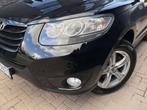 Black Hyundai Santa Fe 2011 in Marijampole, with an engine capacity of 2.20 L and mileage of 237 thousand km for 6999 €, photo 11 on AUTOMOTO.COM.LV