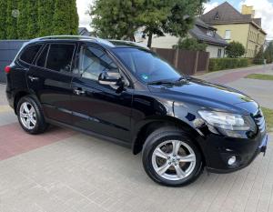 Black Hyundai Santa Fe 2011 in Marijampole, with an engine capacity of 2.20 L and mileage of 237 thousand km for 6999 €, photo 13 on AUTOMOTO.COM.LV