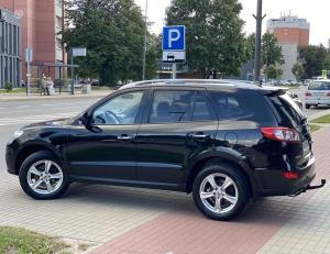 Black Hyundai Santa Fe 2011 in Marijampole, with an engine capacity of 2.20 L and mileage of 237 thousand km for 6999 €, photo 14 on AUTOMOTO.COM.LV