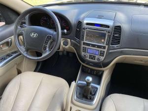 Black Hyundai Santa Fe 2011 in Marijampole, with an engine capacity of 2.20 L and mileage of 237 thousand km for 6999 €, photo 27 on AUTOMOTO.COM.LV