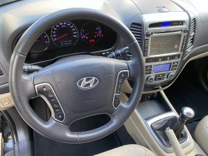Black Hyundai Santa Fe 2011 in Marijampole, with an engine capacity of 2.20 L and mileage of 237 thousand km for 6999 €, photo 31 on AUTOMOTO.COM.LV