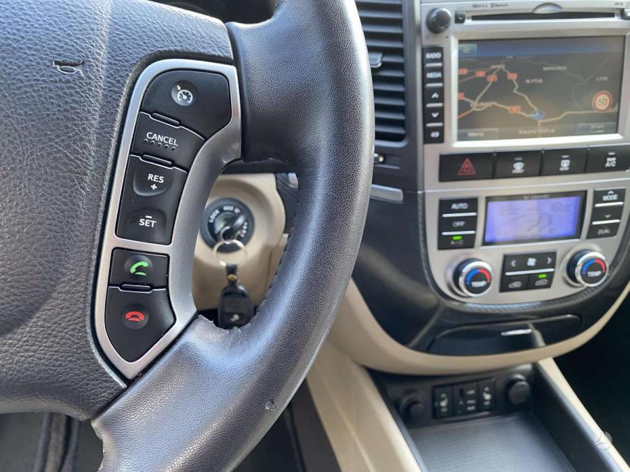 Black Hyundai Santa Fe 2011 in Marijampole, with an engine capacity of 2.20 L and mileage of 237 thousand km for 6999 €, photo 33 on AUTOMOTO.COM.LV
