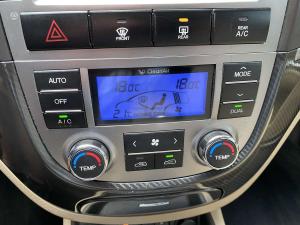 Black Hyundai Santa Fe 2011 in Marijampole, with an engine capacity of 2.20 L and mileage of 237 thousand km for 6999 €, photo 36 on AUTOMOTO.COM.LV
