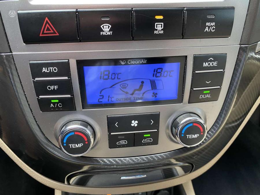 Black Hyundai Santa Fe 2011 in Marijampole, with an engine capacity of 2.20 L and mileage of 237 thousand km for 6999 €, photo 36 on AUTOMOTO.COM.LV