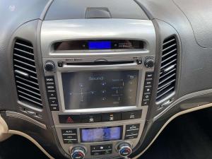 Black Hyundai Santa Fe 2011 in Marijampole, with an engine capacity of 2.20 L and mileage of 237 thousand km for 6999 €, photo 38 on AUTOMOTO.COM.LV