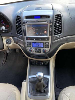 Black Hyundai Santa Fe 2011 in Marijampole, with an engine capacity of 2.20 L and mileage of 237 thousand km for 6999 €, photo 40 on AUTOMOTO.COM.LV