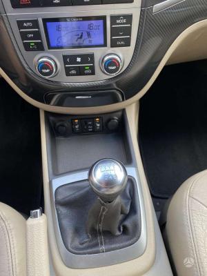 Black Hyundai Santa Fe 2011 in Marijampole, with an engine capacity of 2.20 L and mileage of 237 thousand km for 6999 €, photo 41 on AUTOMOTO.COM.LV