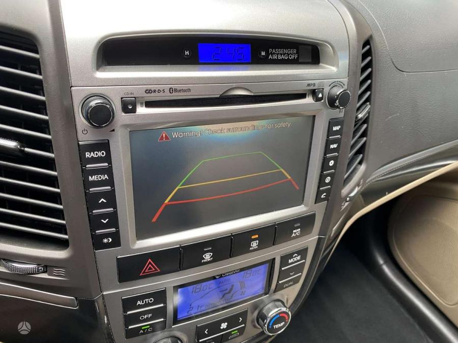 Black Hyundai Santa Fe 2011 in Marijampole, with an engine capacity of 2.20 L and mileage of 237 thousand km for 6999 €, photo 42 on AUTOMOTO.COM.LV