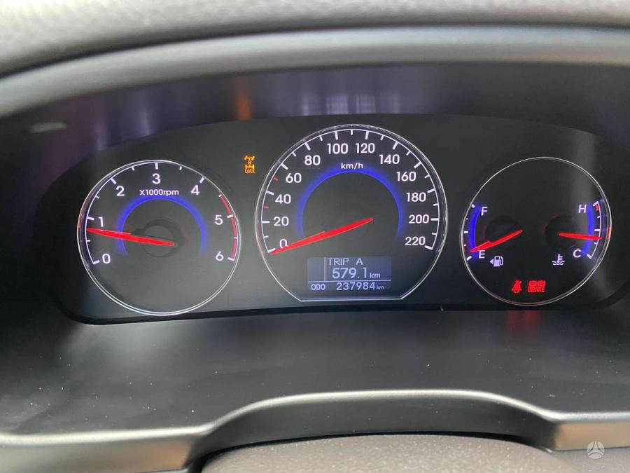 Black Hyundai Santa Fe 2011 in Marijampole, with an engine capacity of 2.20 L and mileage of 237 thousand km for 6999 €, photo 43 on AUTOMOTO.COM.LV