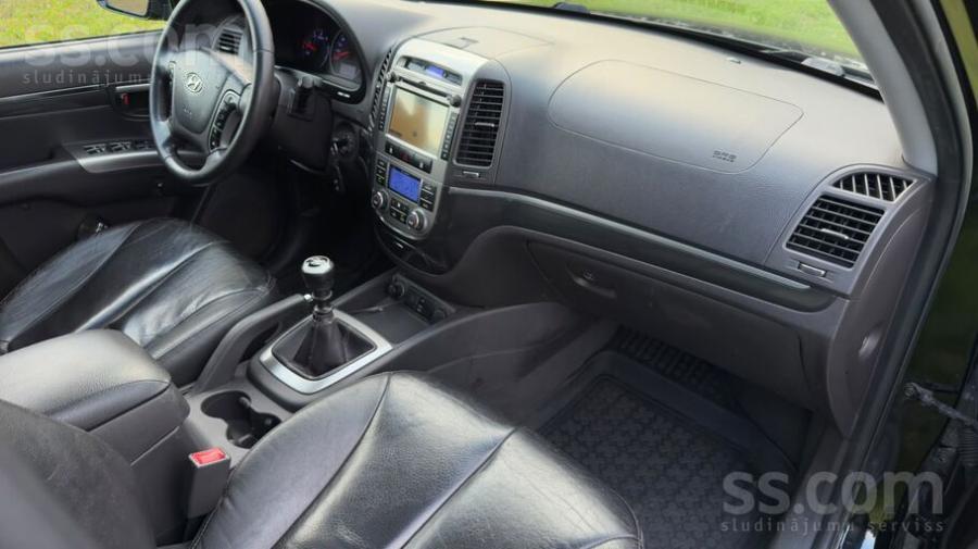 Melns Hyundai Santa Fe 2011 Rīga, ar dzinēja tilpumu 2.20 L un nobraukumu 315 tūkst. km par 4900 €, foto 13 vietnē AUTOMOTO.COM.LV