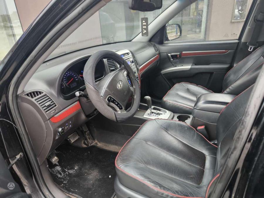 Melns Hyundai Santa Fe 2012 Tauragė, ar dzinēja tilpumu 2.20 L un nobraukumu 280 tūkst. km par 5200 €, foto 8 vietnē AUTOMOTO.COM.LV