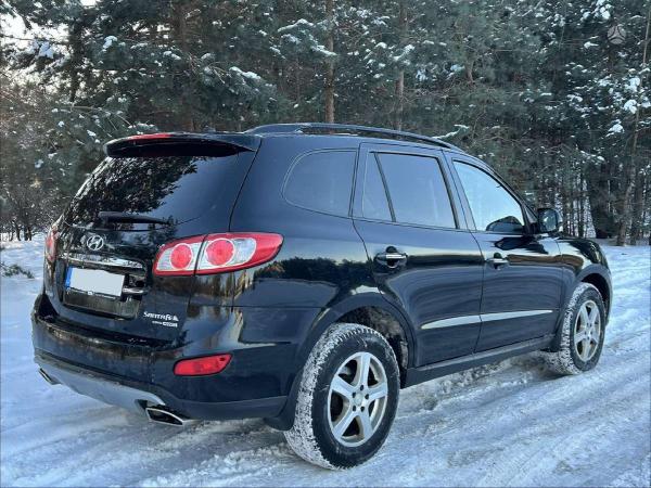 Black Hyundai Santa Fe 2012 in Vilnius, with an engine capacity of 2.20 L and mileage of 245 thousand km for 7200 €, photo 5 on AUTOMOTO.COM.LV