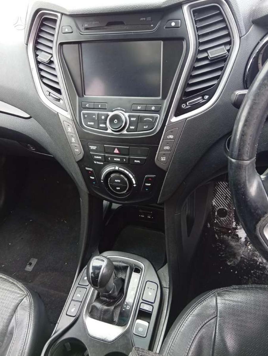 Black Hyundai Santa Fe 2012 in Kaunas, with an engine capacity of 2.20 L and mileage of 130 thousand km for 3250 €, photo 13 on AUTOMOTO.COM.LV