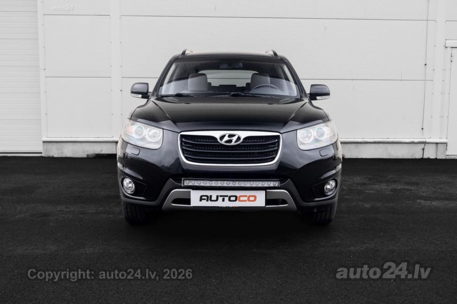 Black Hyundai Santa Fe 2012 in Tallinn, with an engine capacity of 2.20 L and mileage of 295 thousand km for 7999 €, photo 3 on AUTOMOTO.COM.LV