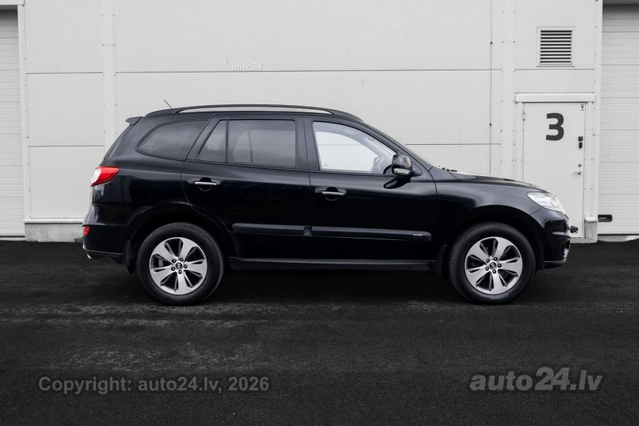 Black Hyundai Santa Fe 2012 in Tallinn, with an engine capacity of 2.20 L and mileage of 295 thousand km for 7999 €, photo 5 on AUTOMOTO.COM.LV