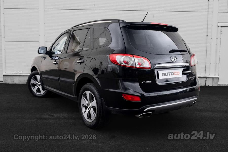Black Hyundai Santa Fe 2012 in Tallinn, with an engine capacity of 2.20 L and mileage of 295 thousand km for 7999 €, photo 7 on AUTOMOTO.COM.LV