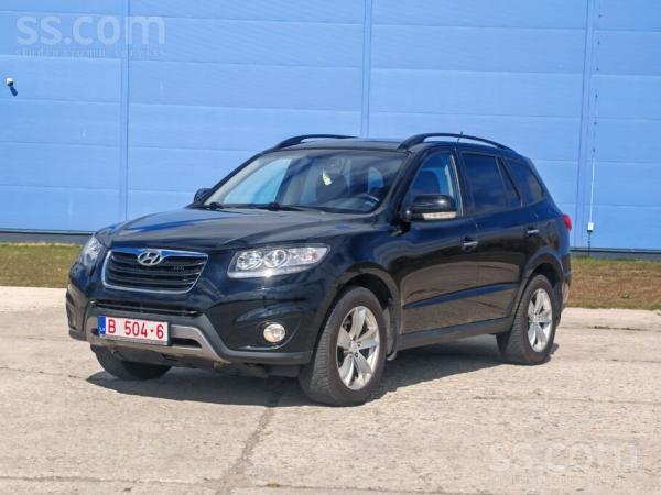 Black Hyundai Santa Fe 2012 in Riga, with an engine capacity of 2.20 L and mileage of 236 thousand km for 7890 €, photo 1 on AUTOMOTO.COM.LV