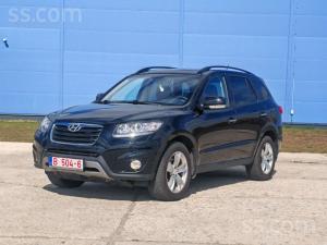 Black Hyundai Santa Fe 2012 in Riga, with an engine capacity of 2.20 L and mileage of 236 thousand km for 7890 €, photo  on AUTOMOTO.COM.LV
