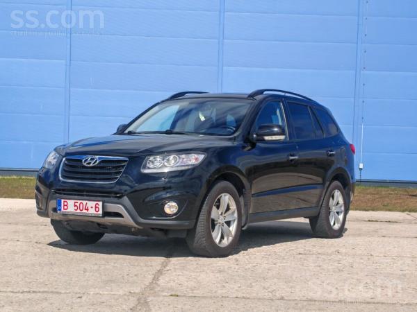 Black Hyundai Santa Fe 2012 in Riga, with an engine capacity of 2.20 L and mileage of 236 thousand km for 7890 €, photo 2 on AUTOMOTO.COM.LV