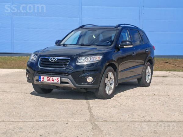 Black Hyundai Santa Fe 2012 in Riga, with an engine capacity of 2.20 L and mileage of 236 thousand km for 7890 €, photo 3 on AUTOMOTO.COM.LV