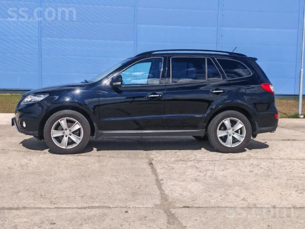 Black Hyundai Santa Fe 2012 in Riga, with an engine capacity of 2.20 L and mileage of 236 thousand km for 7890 €, photo 5 on AUTOMOTO.COM.LV