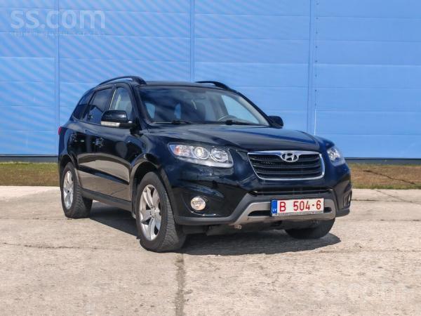 Black Hyundai Santa Fe 2012 in Riga, with an engine capacity of 2.20 L and mileage of 236 thousand km for 7890 €, photo 6 on AUTOMOTO.COM.LV