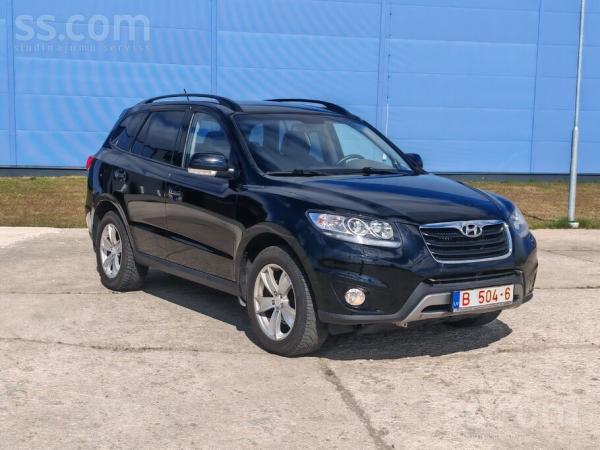 Black Hyundai Santa Fe 2012 in Riga, with an engine capacity of 2.20 L and mileage of 236 thousand km for 7890 €, photo 7 on AUTOMOTO.COM.LV